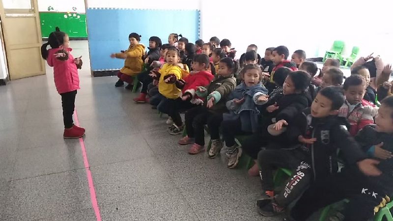 幼儿园安全手指舞《红绿灯》宝贝们学得很认真