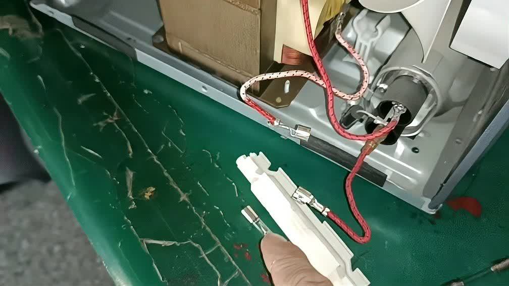 微波炉不工作,需要更换升压电容器和这个保险