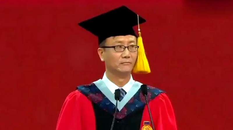北大教师毕业典礼上演讲,引起全场共鸣,现场掌声不断,太精彩了