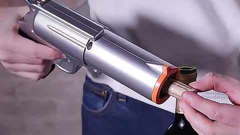 最有创意的设计介绍,呈现最美的创意生活 :喝红酒用枪了?