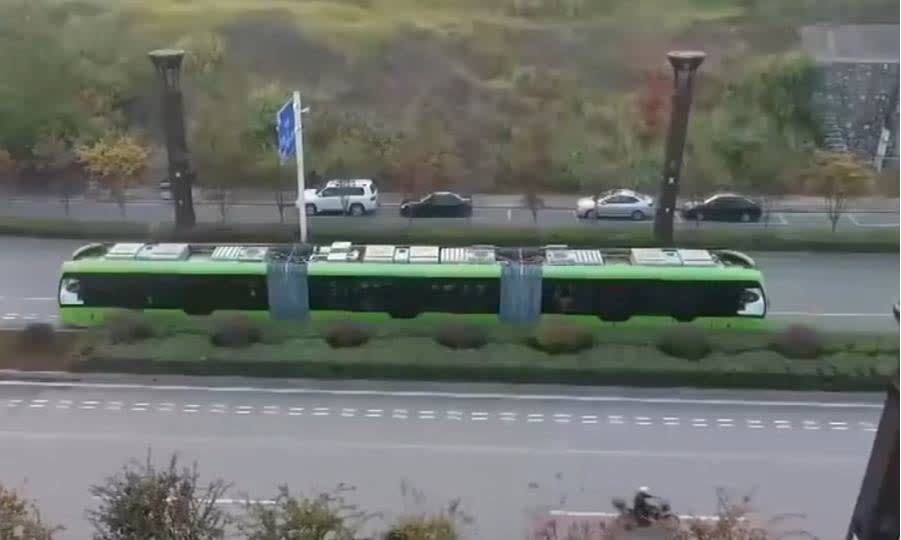 骄傲,中国首列“无轨列车”试运行?无需轨道直接开?