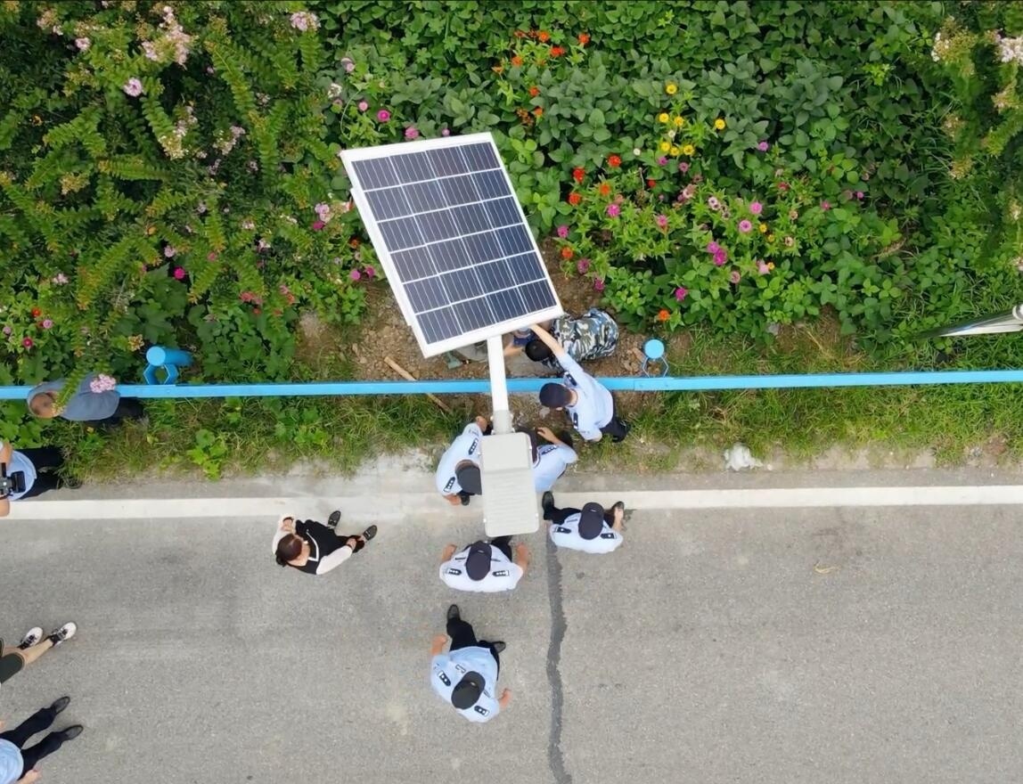 不到一个月,他们为村子加装好30盏路灯