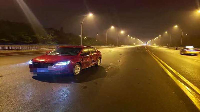 广西一“疯狂”轿车深夜狂飙!一路撞倒隔离栏,又连撞两车!