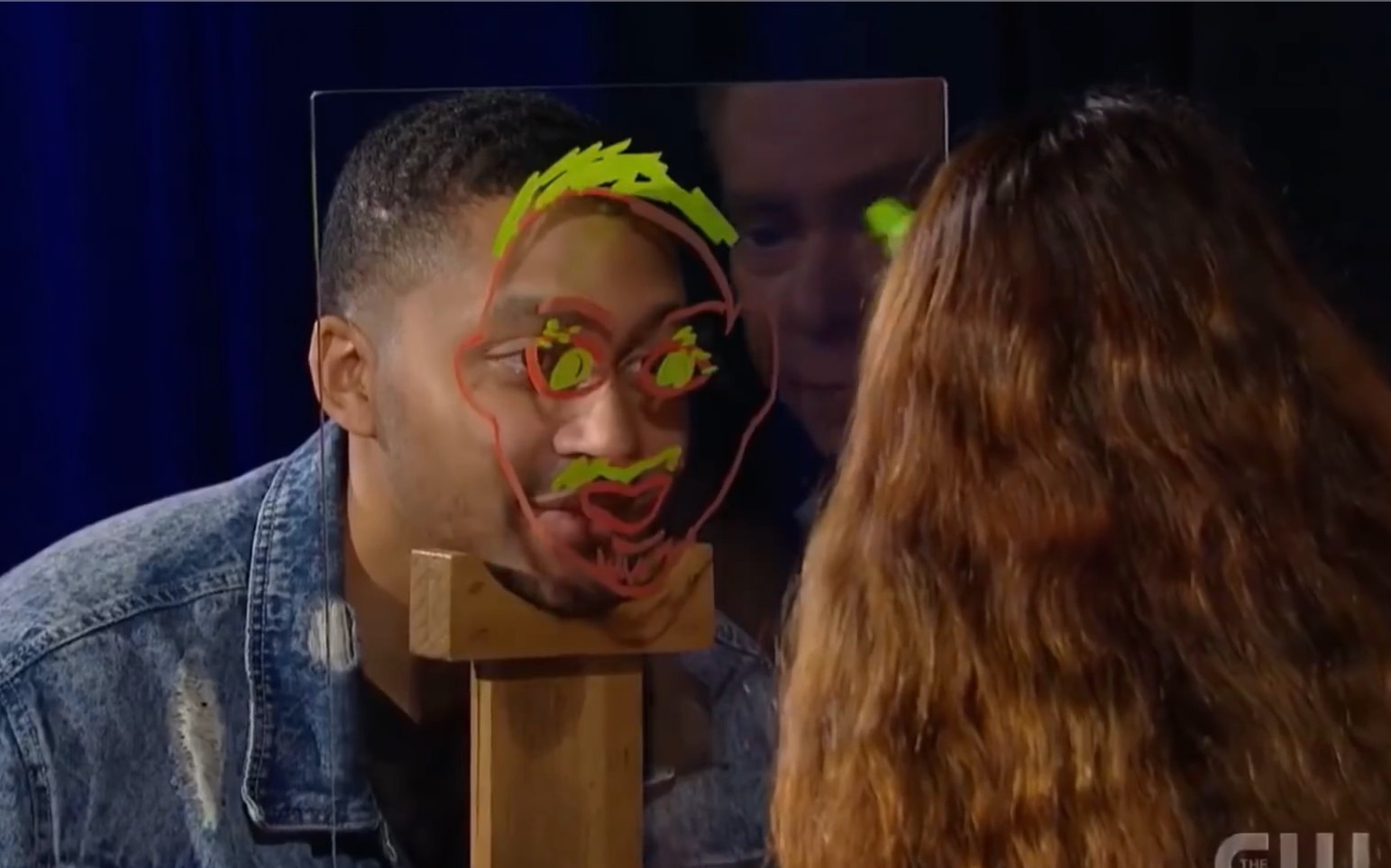 【Penn & Teller Fool Us】Penn & Teller让观众在玻璃上画画,敲碎再...