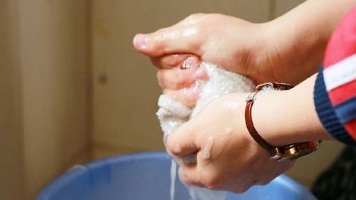 偷学家政阿姨洗抹布的技巧,洗的干净又灭菌,并且不需要一滴洗洁精