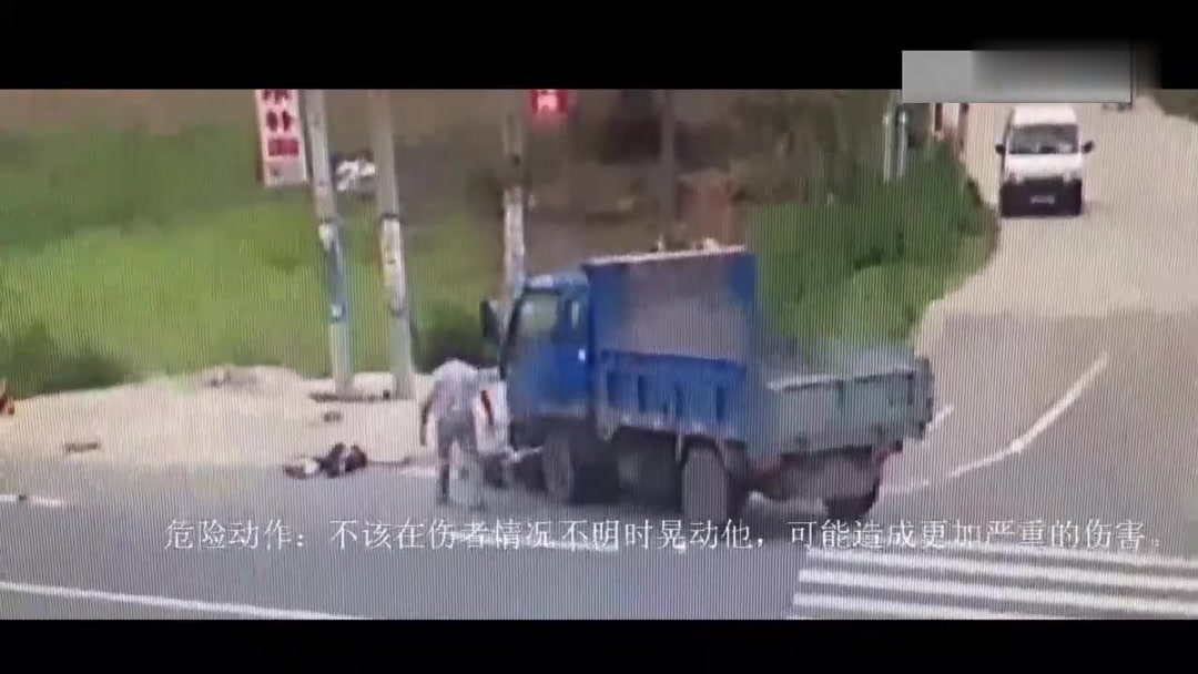 大卡车违规行驶撞飞电动车,接下来的一个动作更加体现了他的无知