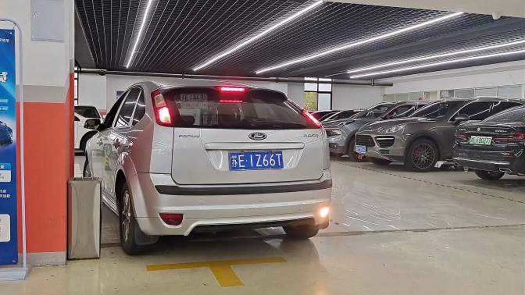 08年的福特福克斯两厢车自动挡,原版车况4.7万公里,明盘2.45