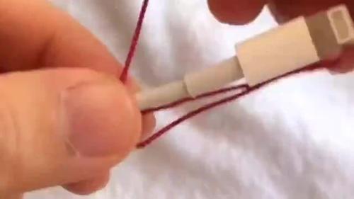 数据线外皮容易开裂,小伙用这样的方式修补,三年都不用换数据线了!