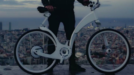 老外发明一款电动车,1秒钟就折叠完毕,随时可以给手机充电