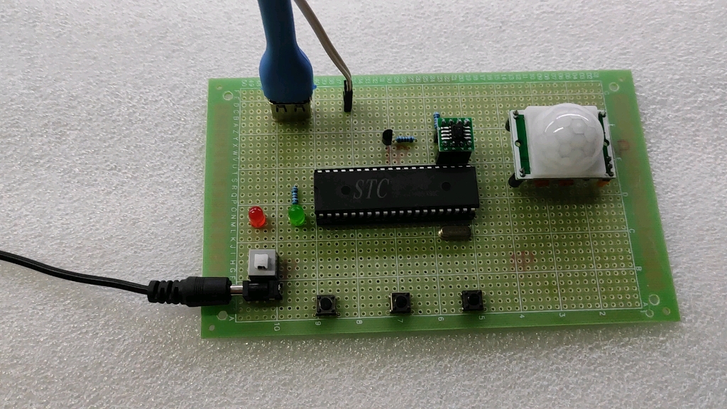 ...智能台灯设计环境光线明暗变化检测自动调光 人体红外热释电模块检测