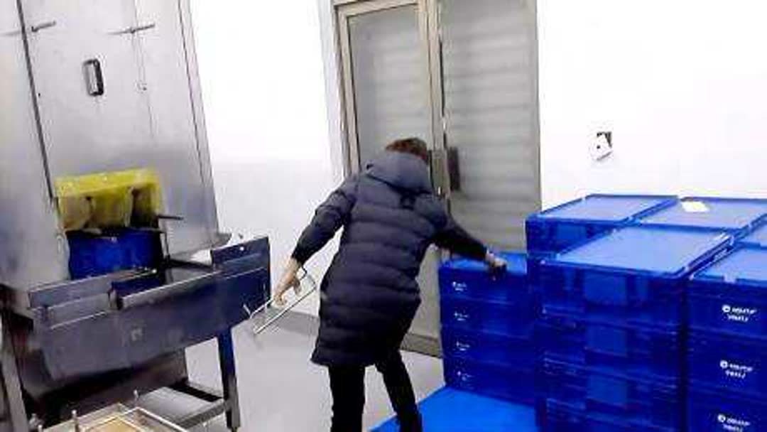 塑料箱清洗机,清洗箱子设备