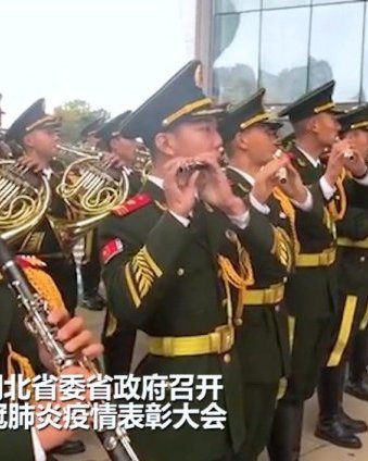 【受表彰的抗疫代表们在礼乐声中进场】9月21上午,湖北省委省政府...