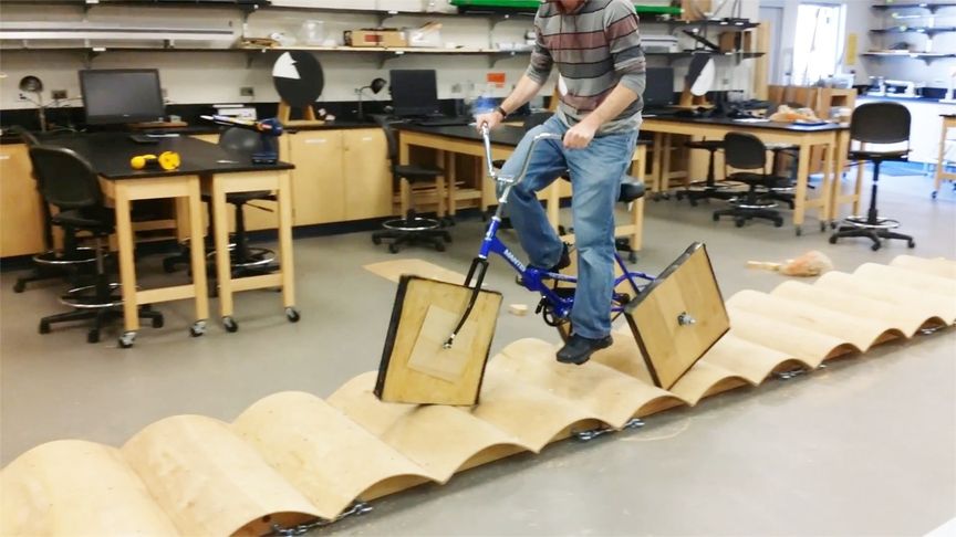 21岁大学生发明“方形轮胎”三轮车,轮子是正方形,这样能上路吗