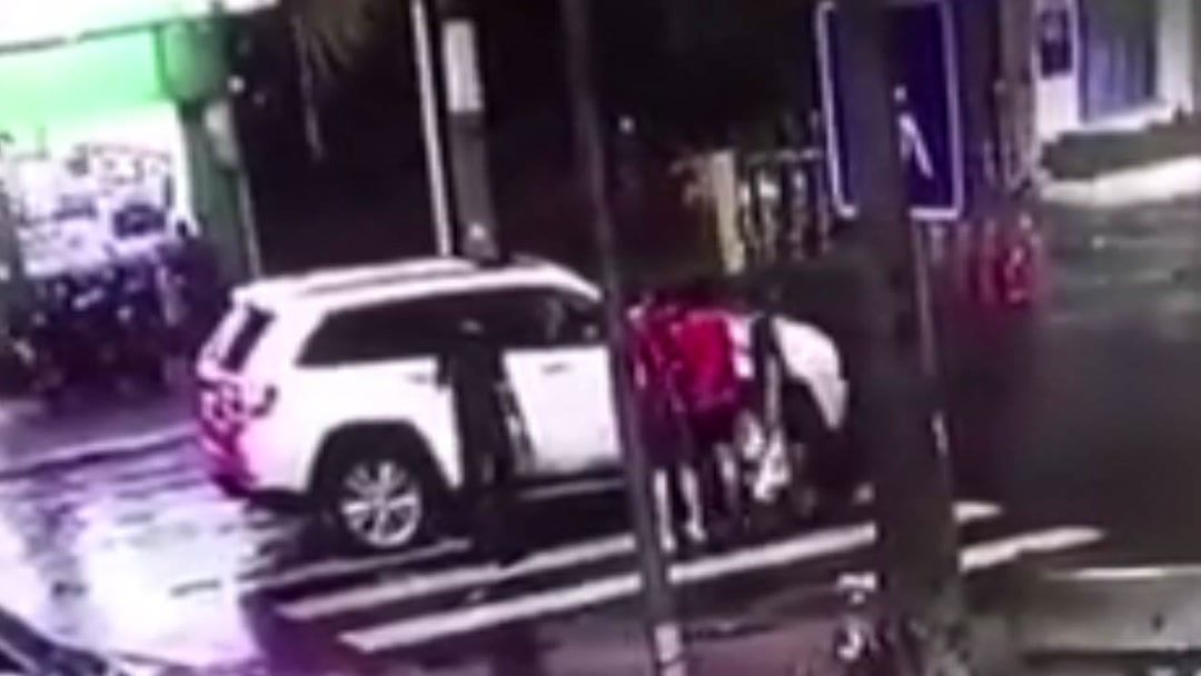 丧心病狂!越野车遇行人不礼让 还猛踩油门撞飞2人