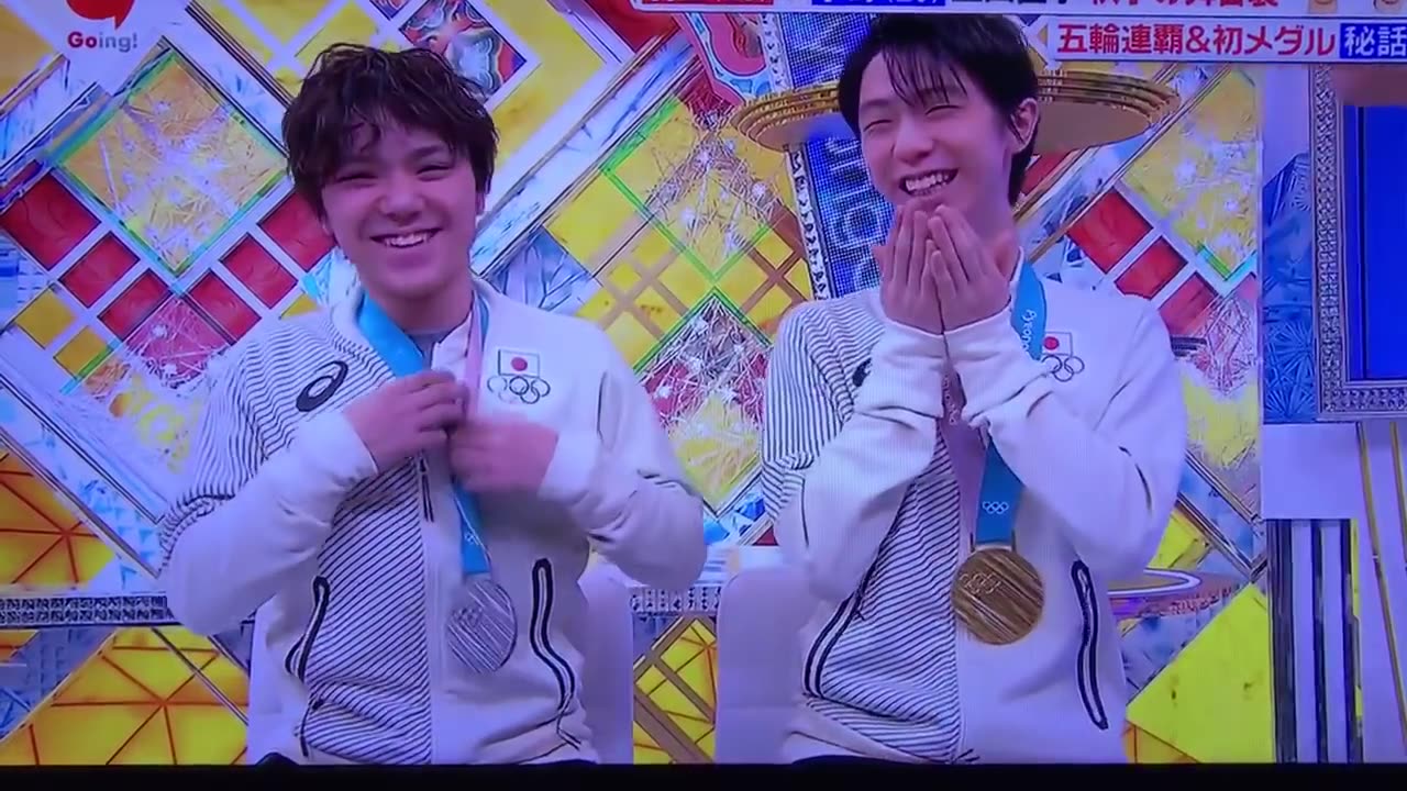 宇野昌磨-羽生結弦-宇野君不能坐在椅子上看起来很高