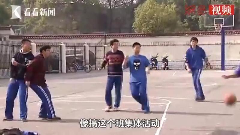 ...2300遭家长抱怨 校方:别人都穿你不穿?】南昌县的豫章师院附属学校...