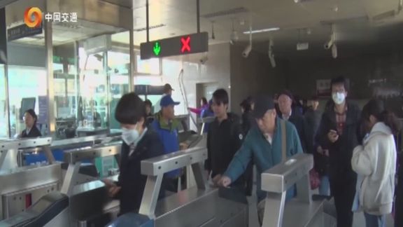 放假期间地铁地铁客流增多,可以用人山人海形容啊!