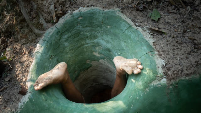 小伙野外建造地下房屋,看完内部结构,网友:住里面爽爆了