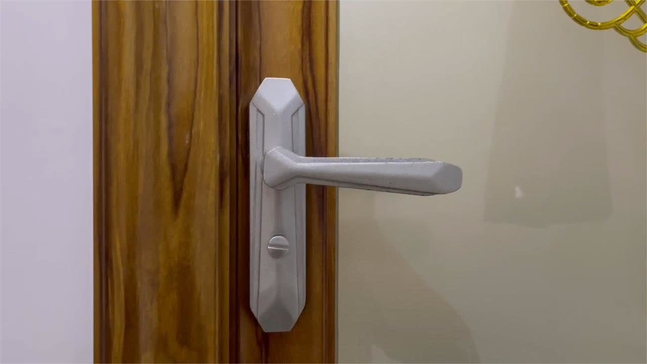 门被反锁不用找开锁匠,只需一枚硬币,1秒快速将门打开,涨知识