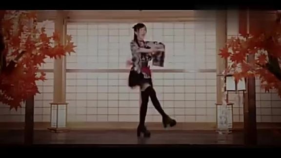 《极乐净土》舞蹈,妹子手里的东西,跟这整个氛围好搭