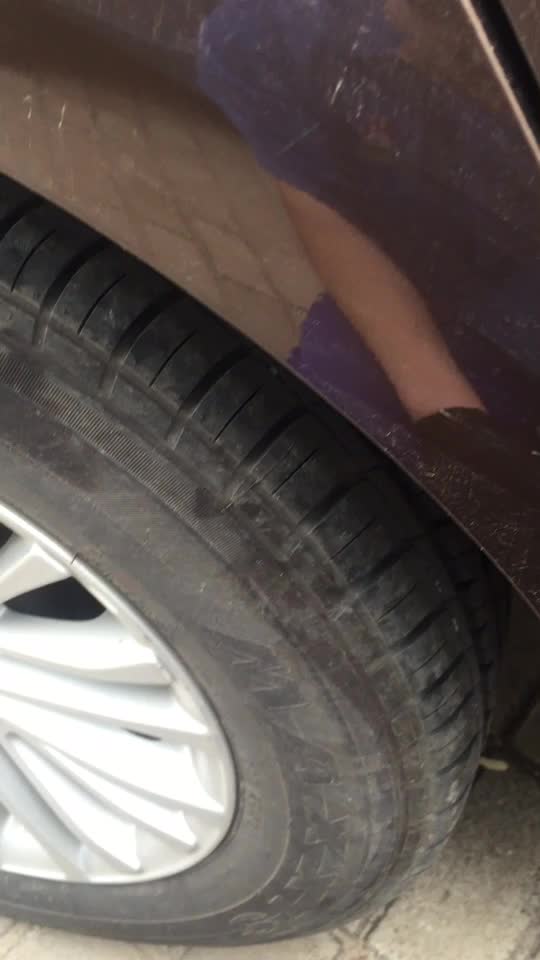 车漆有小刮痕,自己弄点牙膏用力擦几下就好了「来自懂车帝车友圈」