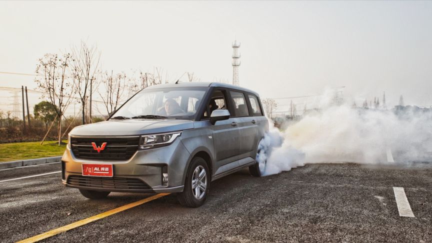 第一次烧胎起步漂移过弯,都献给了五菱宏光