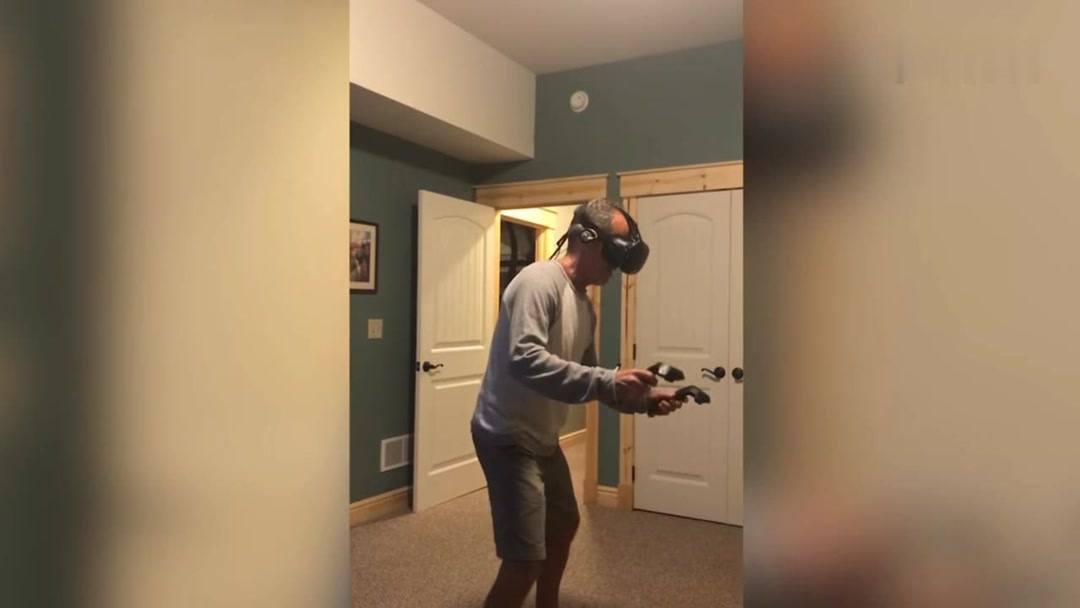 大叔带上VR眼镜玩游戏,随后家人拍到这样一幕!