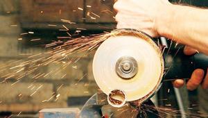 国外大神用几块薄木板就制成了切割机,还能切割钢铁