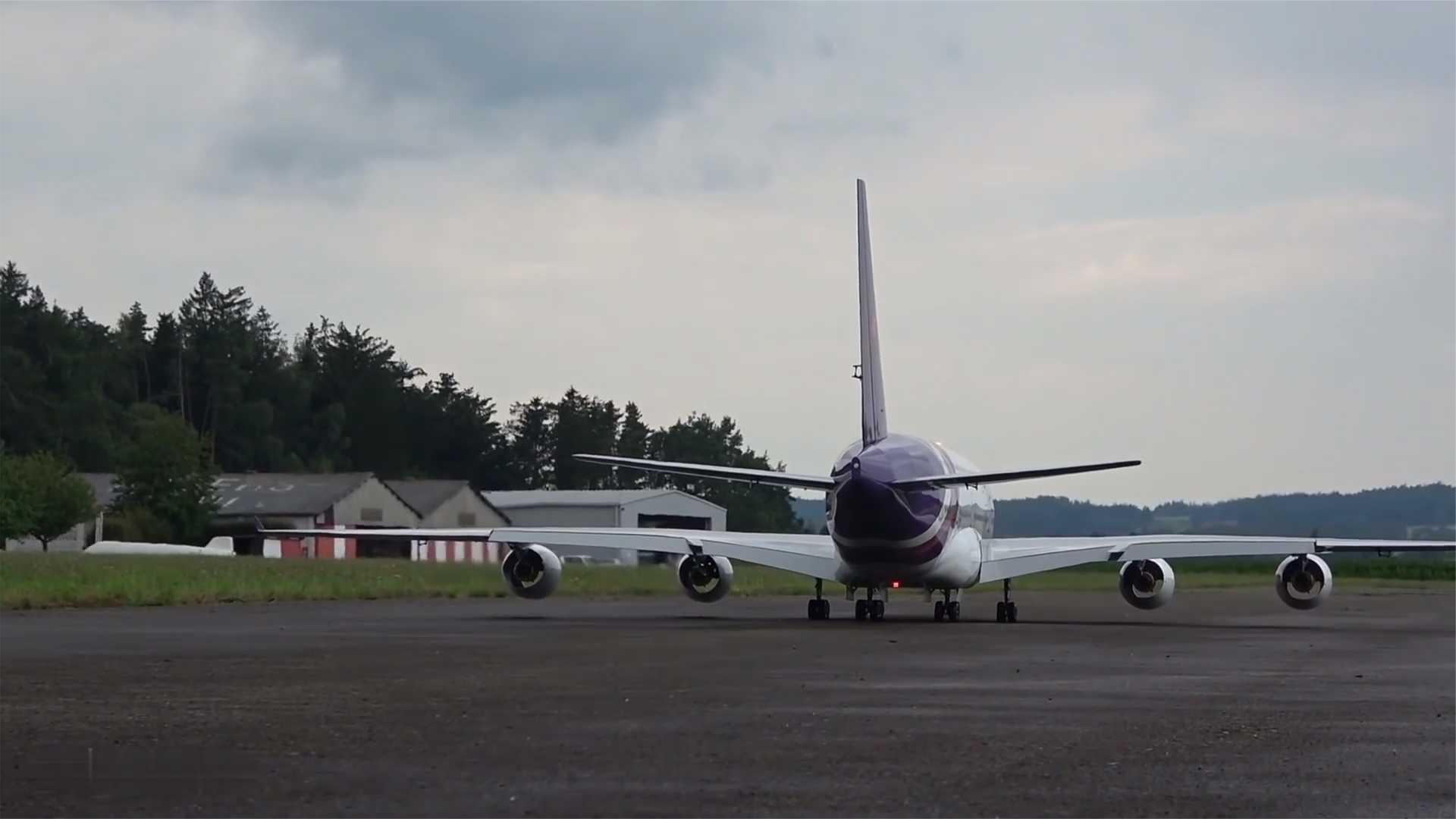 以假乱真?A380模型飞行姿态犹如真机