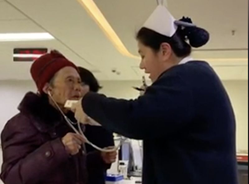这套操作很6!护士反用听诊器指导服药,耳背老人如添助听器