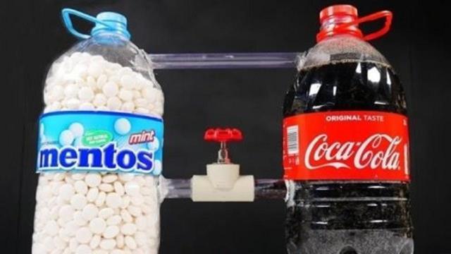 用水管连接可乐曼妥思,打开阀门后,画面简直太震撼了!