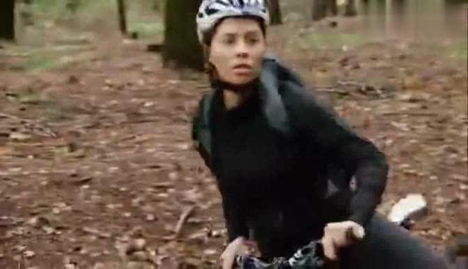 小情侣来野外骑车,在树林里做羞羞的事被人看见,惨被猎杀