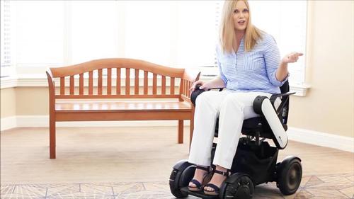 新型电动轮椅,有50个轮子,能实现全方位转弯,还能手机操控