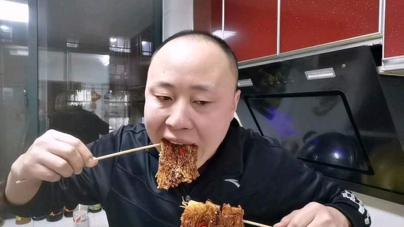 这才是烧烤金针菇最过瘾的吃法,不用烤箱,不用烤炉简单卫生好吃