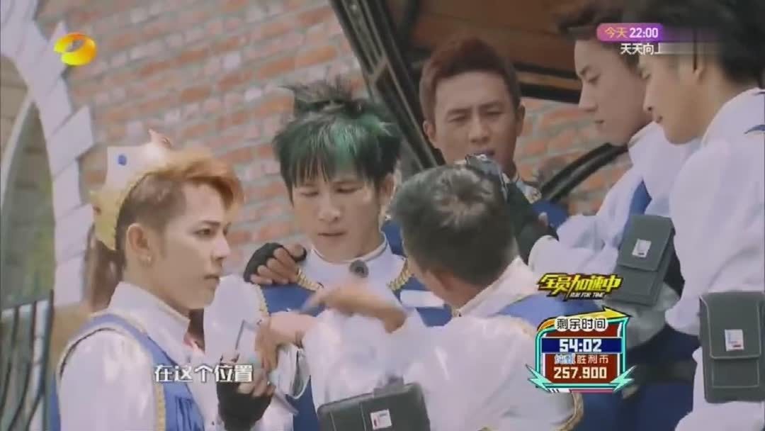 大张伟总不按常理出牌 竟然自制道具 忽悠黄致列:在画框里很安全