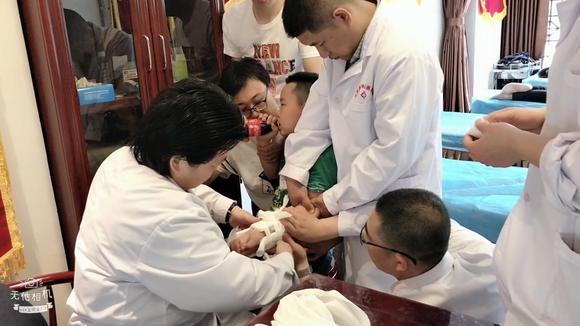 看着都心疼,坚强的宝宝接受徒手接骨治疗尺挠骨双骨折