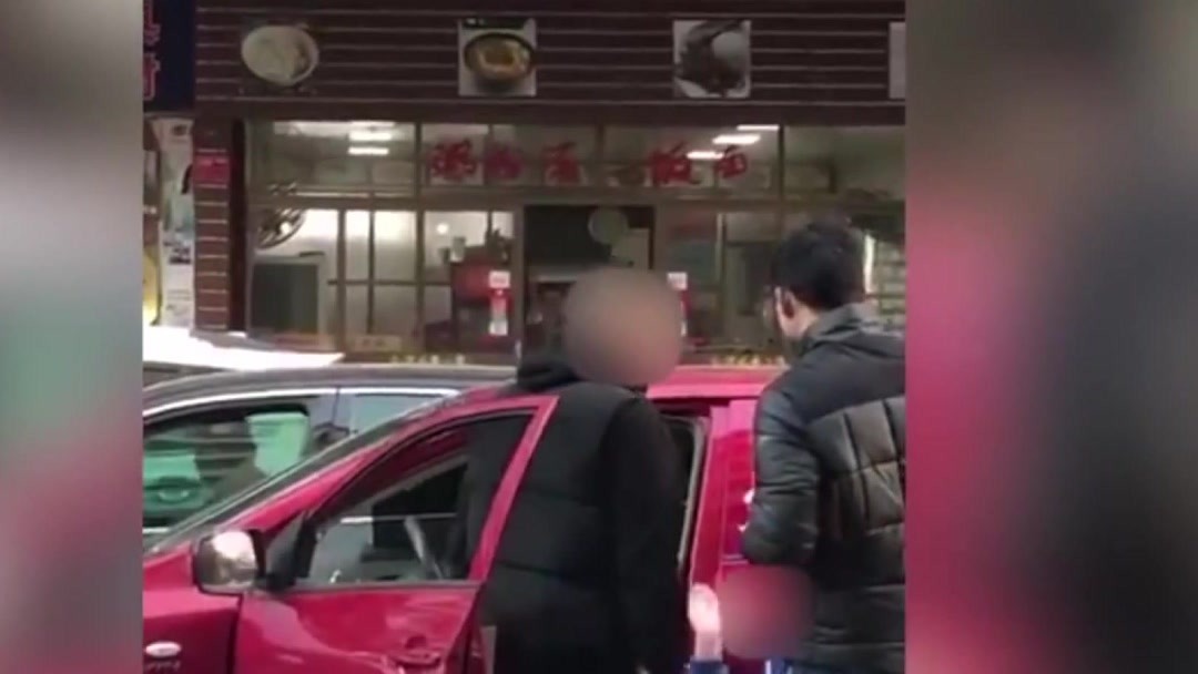 学生扔石头砸车被抓住 车主逼其下跪自扇耳光