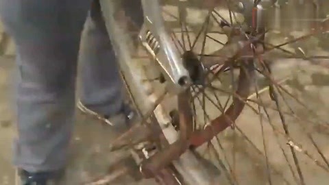 20块回收的旧单车,牛人拆开翻新后,才发现自己赚大了!