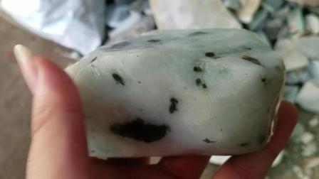 1200收到的会卡翡翠原石, 期望冰糯无裂, 遗憾结局做了个纪念品!