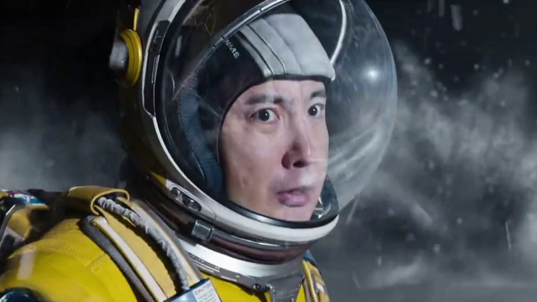 《独行月球》沈腾掉坑里被抛下 神预测小行星轨迹惨被炸