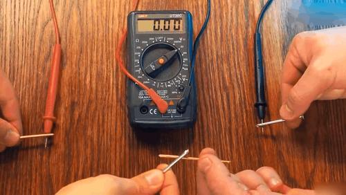 牛人演示一个神奇的小实验,求学霸科普原理何在