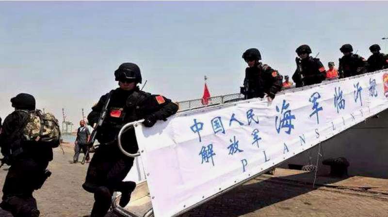 中国撤侨究竟有多壮观?上万人齐唱国歌,网友:比阅兵都要壮观