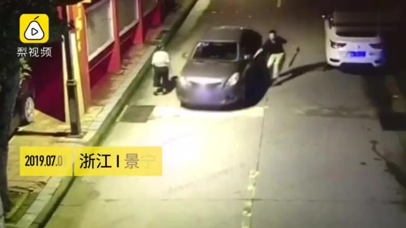 【无人车急速溜坡,男子飞奔拉车,路人3秒组人墙拦停】2019年7月1日,...