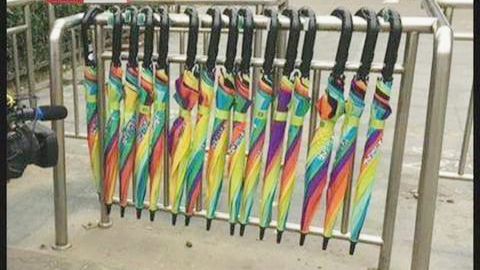 共享雨伞惹争议:雨天街头探秘共享雨伞