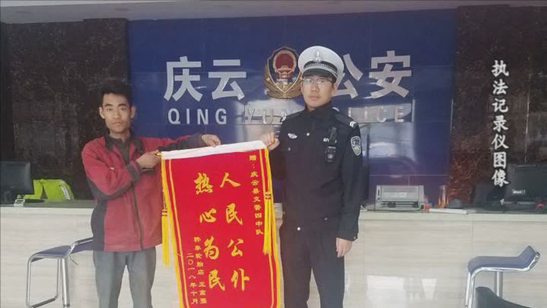 小女孩安全回家,为这位民警点个赞