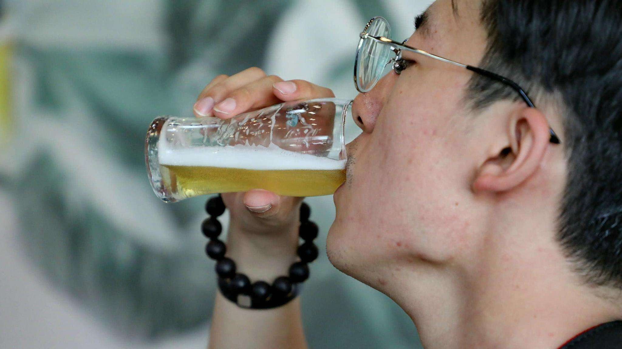 3D动画还原酒精代谢全程,"攻击"肝脏看着就疼,还喝的都是勇士