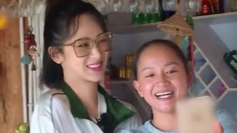 杨紫被老板娘认为是《还珠格格》里面的紫薇,这让杨紫尴尬的
