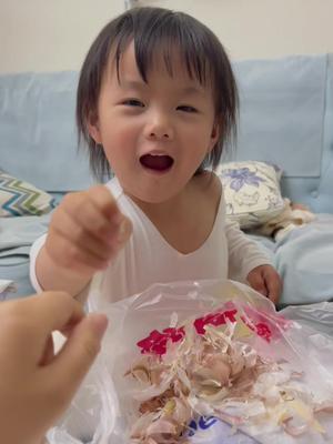 ...娃儿 以后就成扒蒜小妹了 #记录真实生活 #vlog日常 #人类幼崽成长记