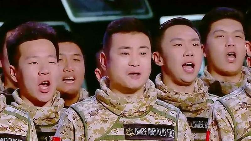 武警男声合唱团，热血演绎民族战歌《无衣》，太震撼了！