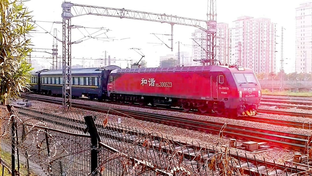 杭州开往西安的Z字卧铺火车 HXD3D牵引Z86次快速通过艮山门